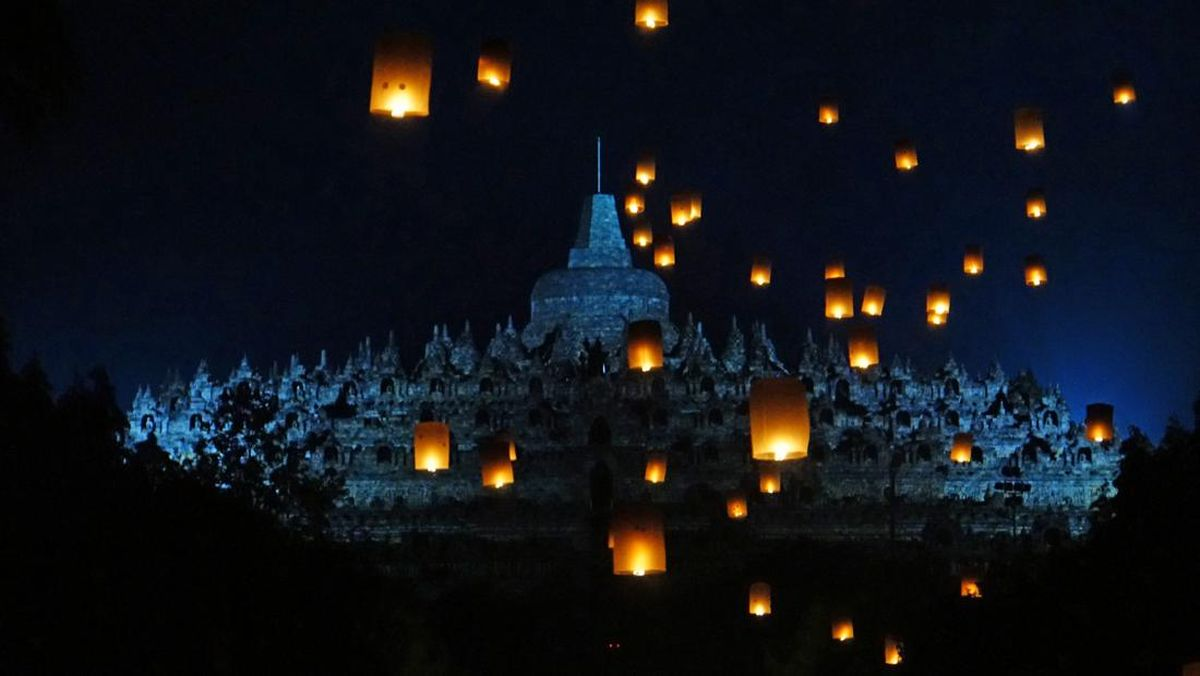 Festival Lampion Tutup Rangkaian Waisak di Candi Borobudur - Harian Inhua Online